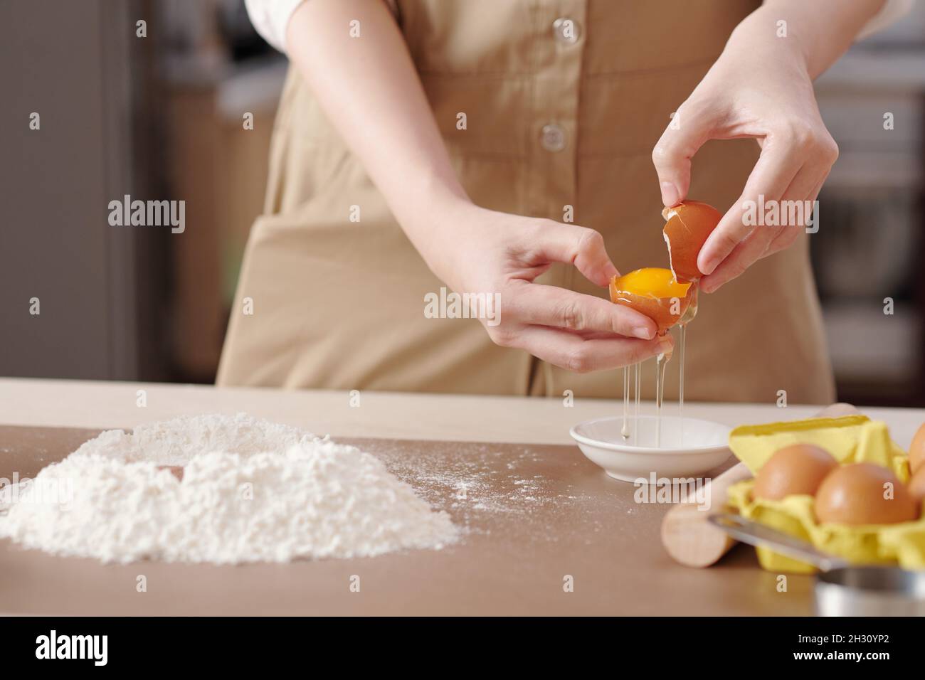 Separating egg whites hi-res stock photography and images - Alamy