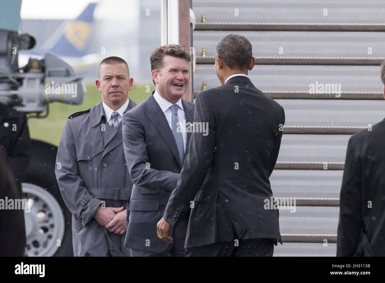 Barack Obama shakes hands with US Ambassador to the UK Matthew Barzun ...