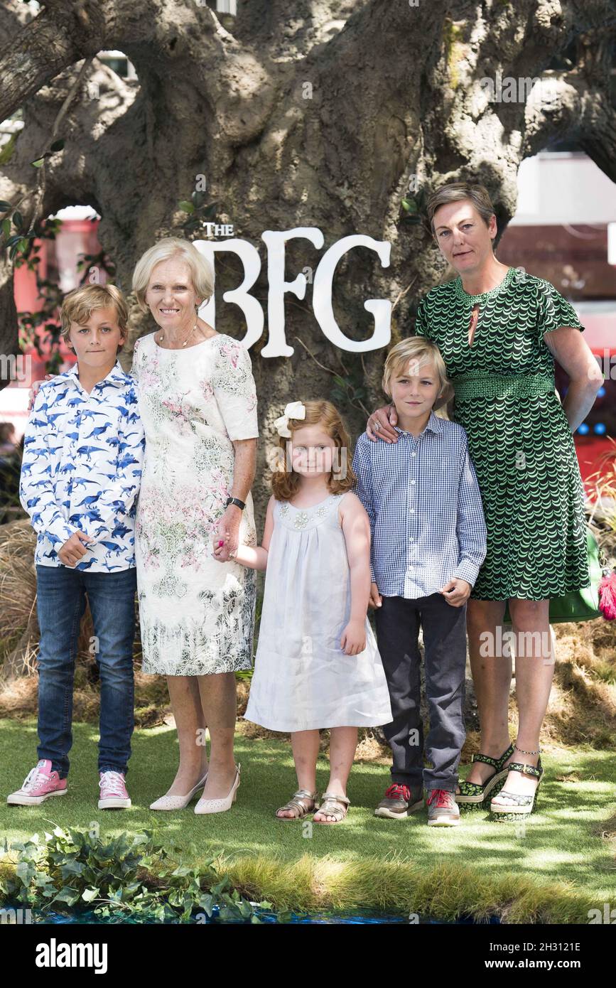 Mary berry with family hi-res stock photography and images - Alamy