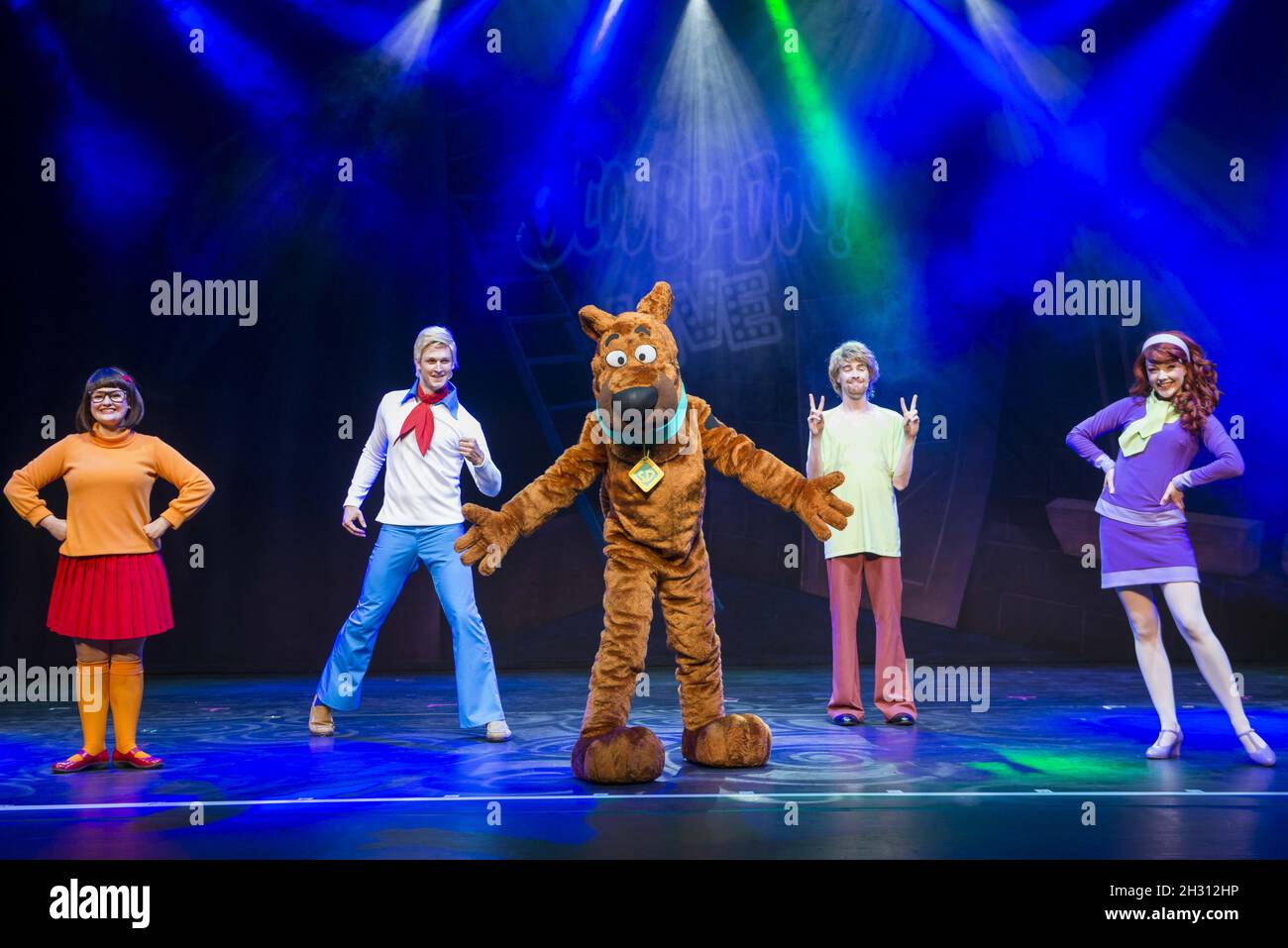 Rebecca Withers (Velma), Chris Warner Drake (Fred), Joe Goldie (Scooby ...