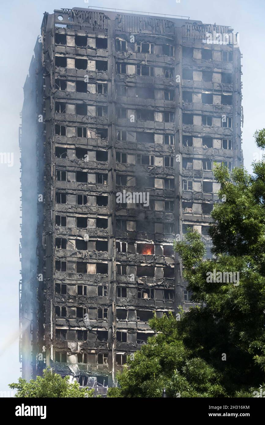 The greenfell tower after the fire hi-res stock photography and images ...