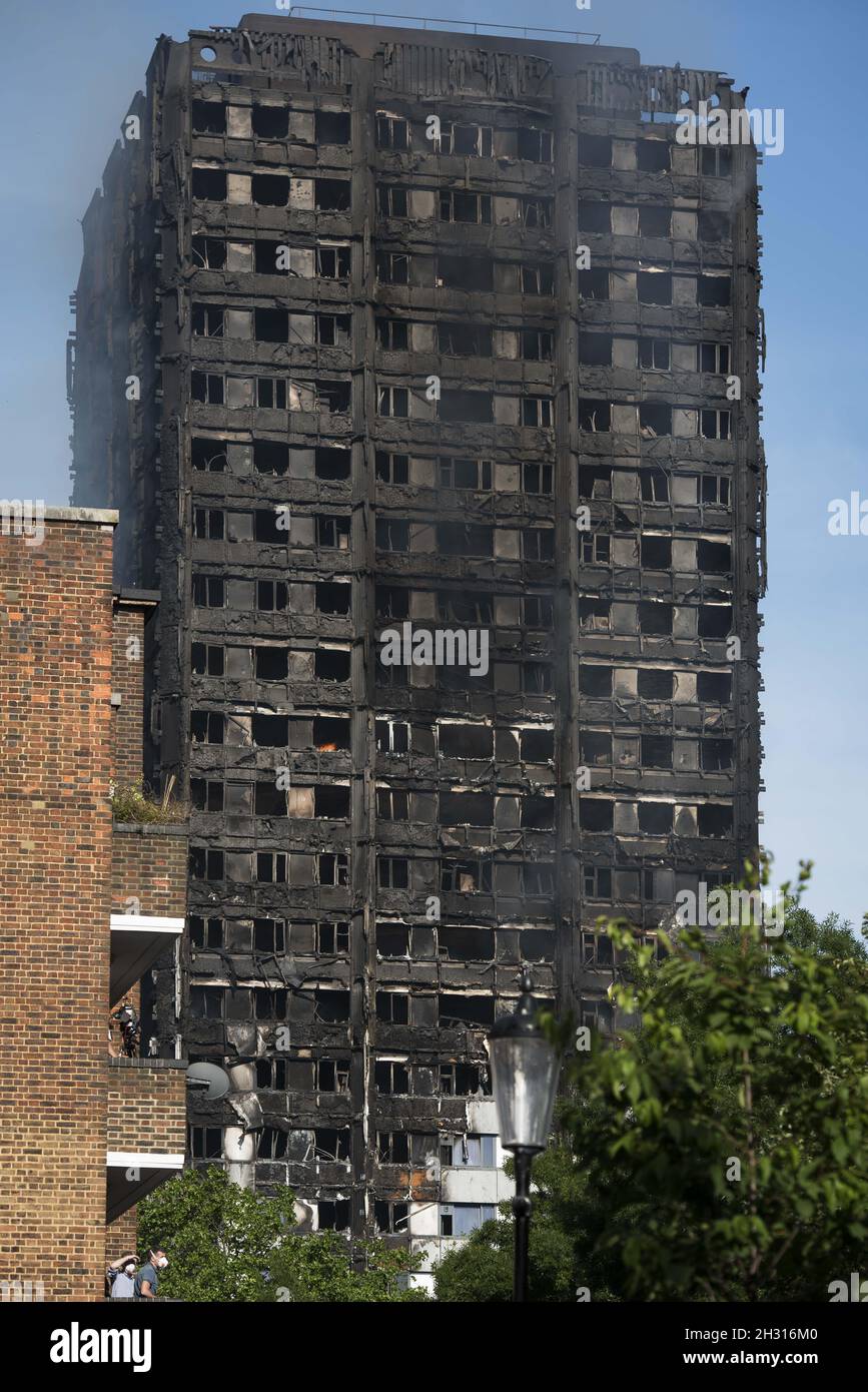 The greenfell tower after the fire hi-res stock photography and images ...
