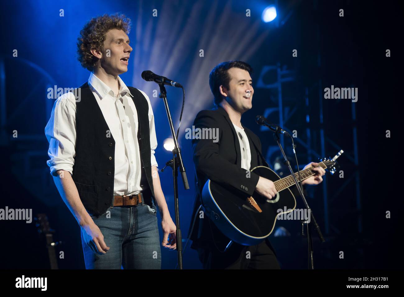 Paul simon on stage hi-res stock photography and images - Alamy