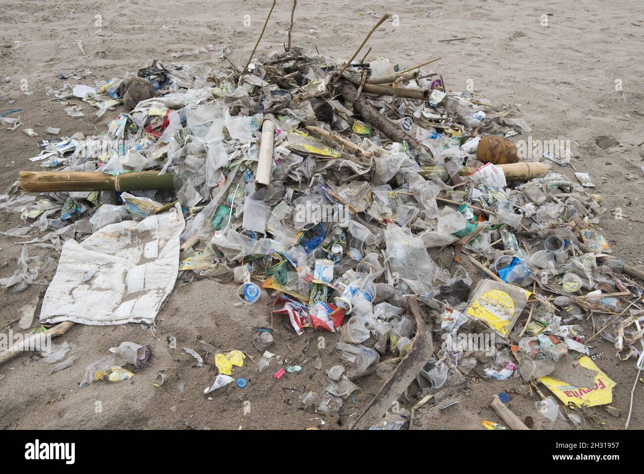 Bali beach plastic debris hi-res stock photography and images - Alamy