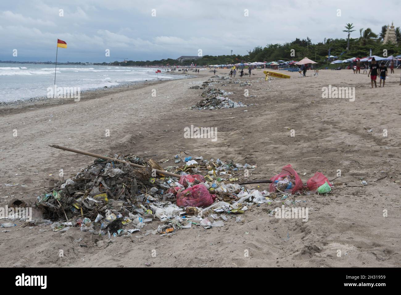 Plastic trash piles beach hi-res stock photography and images - Alamy