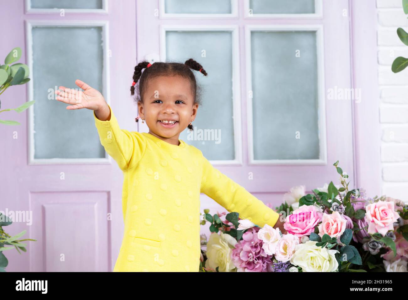 Little girl waving goodbye hi-res stock photography and images - Alamy