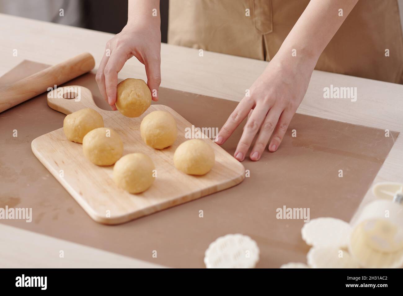 Making chinese sweet bun hi-res stock photography and images - Alamy
