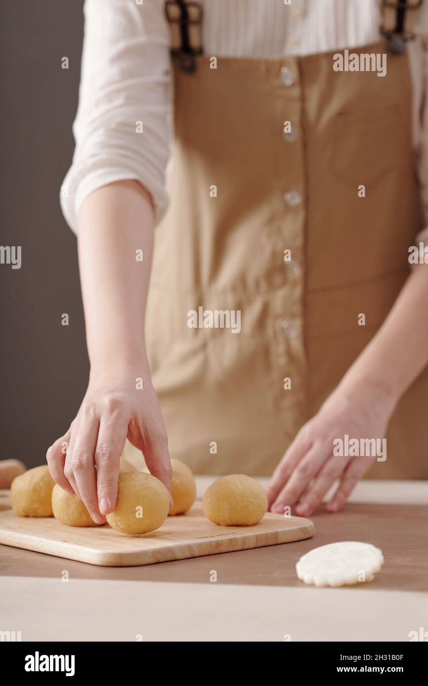 Making chinese sweet bun hi-res stock photography and images - Alamy