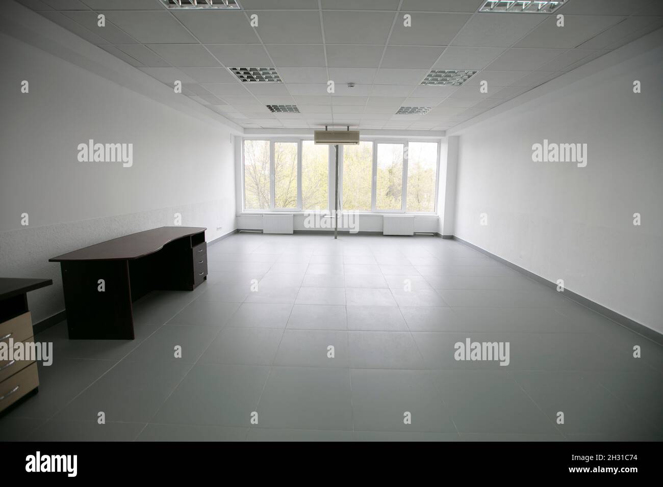 Spacious empty room white walls hi-res stock photography and images - Alamy