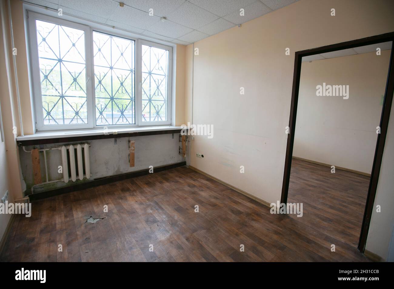 Empty room with beige walls Stock Photo - Alamy