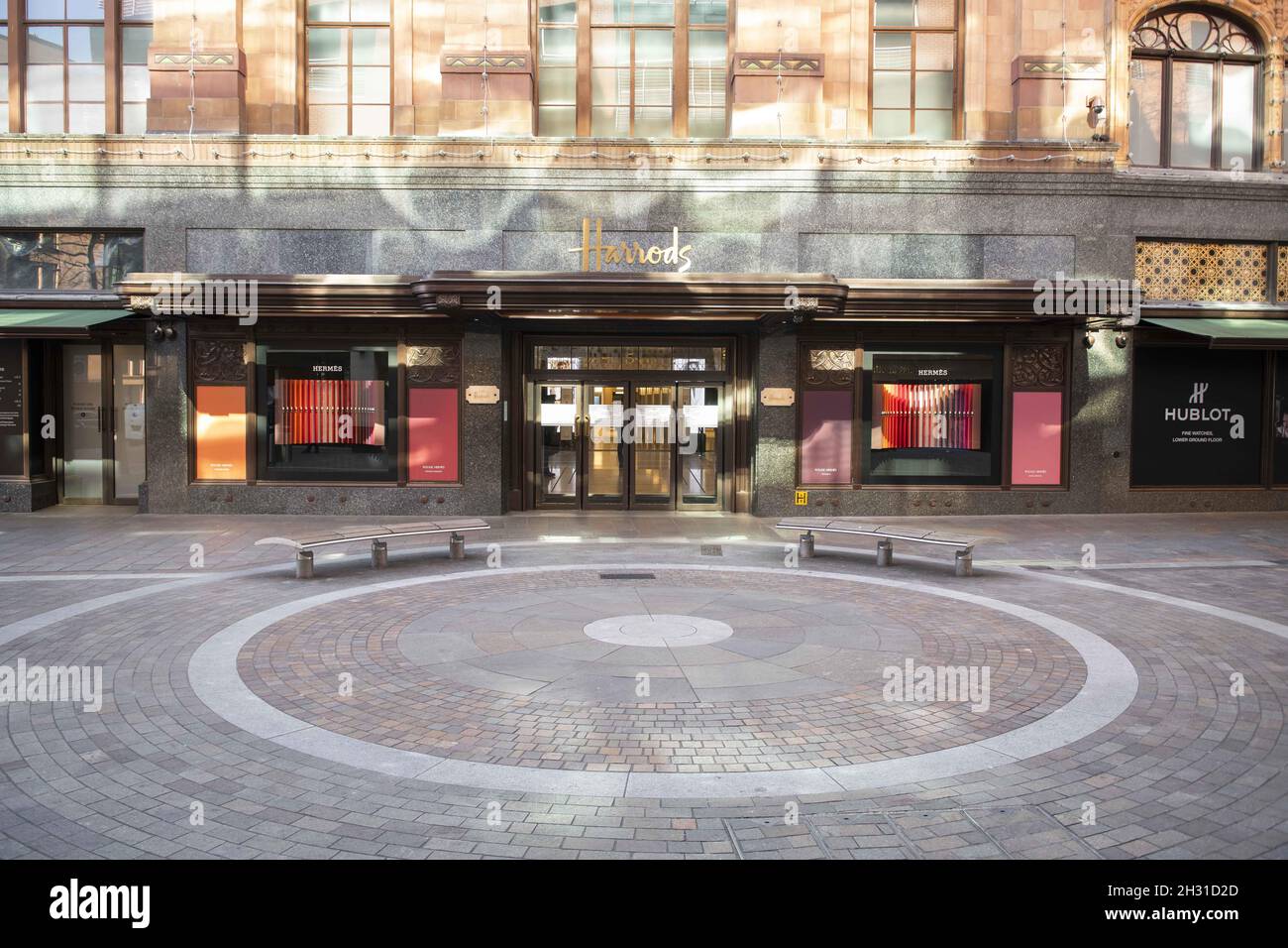 Harrods storefront hi-res stock photography and images - Alamy