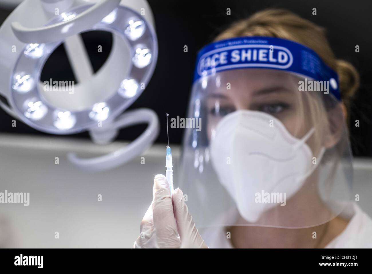 Dentist wearing facemask hi-res stock photography and images - Alamy