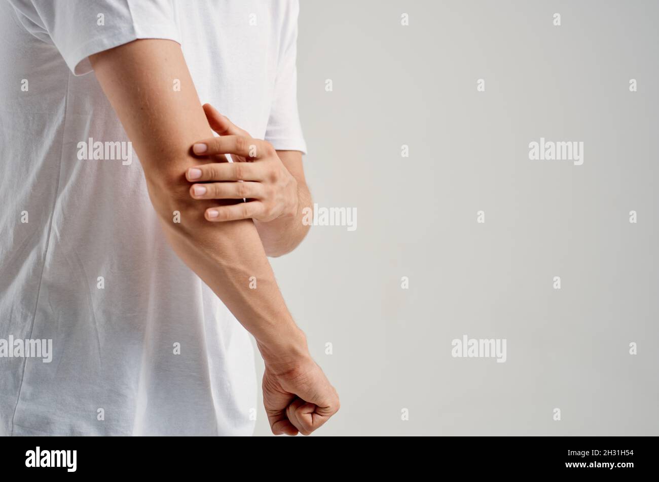 man holding hand joint pain treatment injury Stock Photo - Alamy man holding hand joint pain treatment injury Stock Photo - Alamy