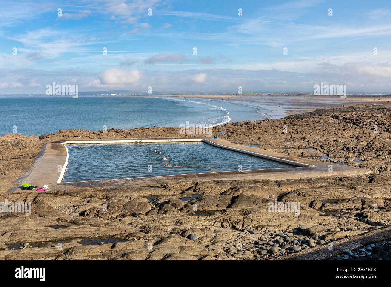 The seafront open air swimming pool on Westward Ho! beach Stock Photo ...
