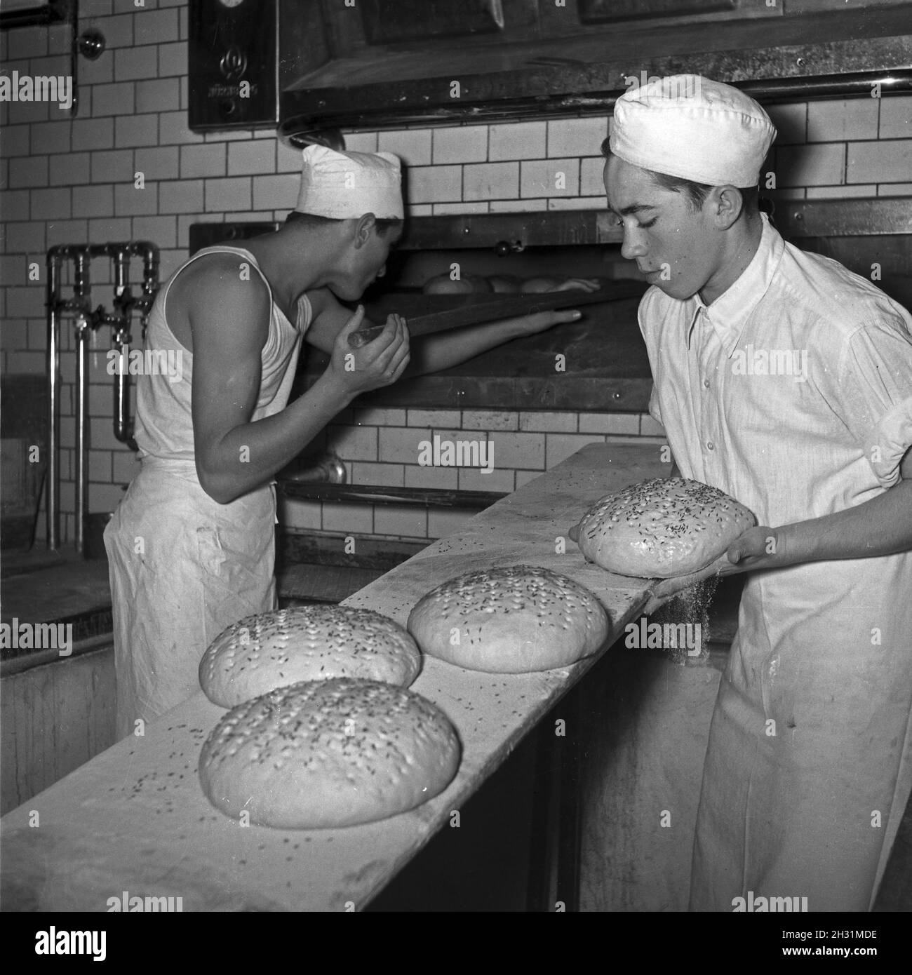 White bread 1950s hi-res stock photography and images - Alamy