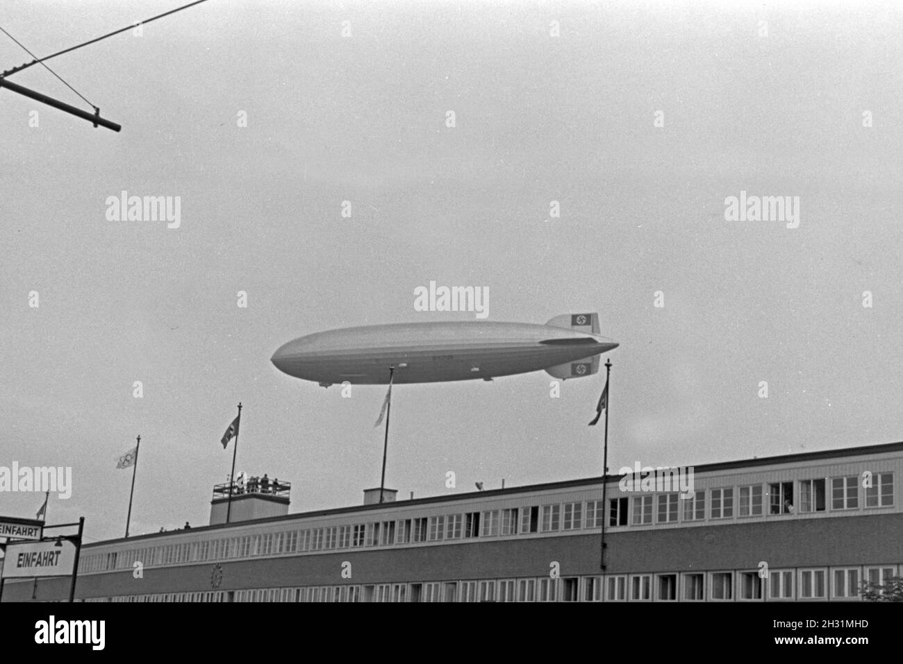 Zeppelin Hindenburg LZ 129 bei der Olympiafahrt über Berlin, Deutschland 1930er Jahre. Zeppeilin ...