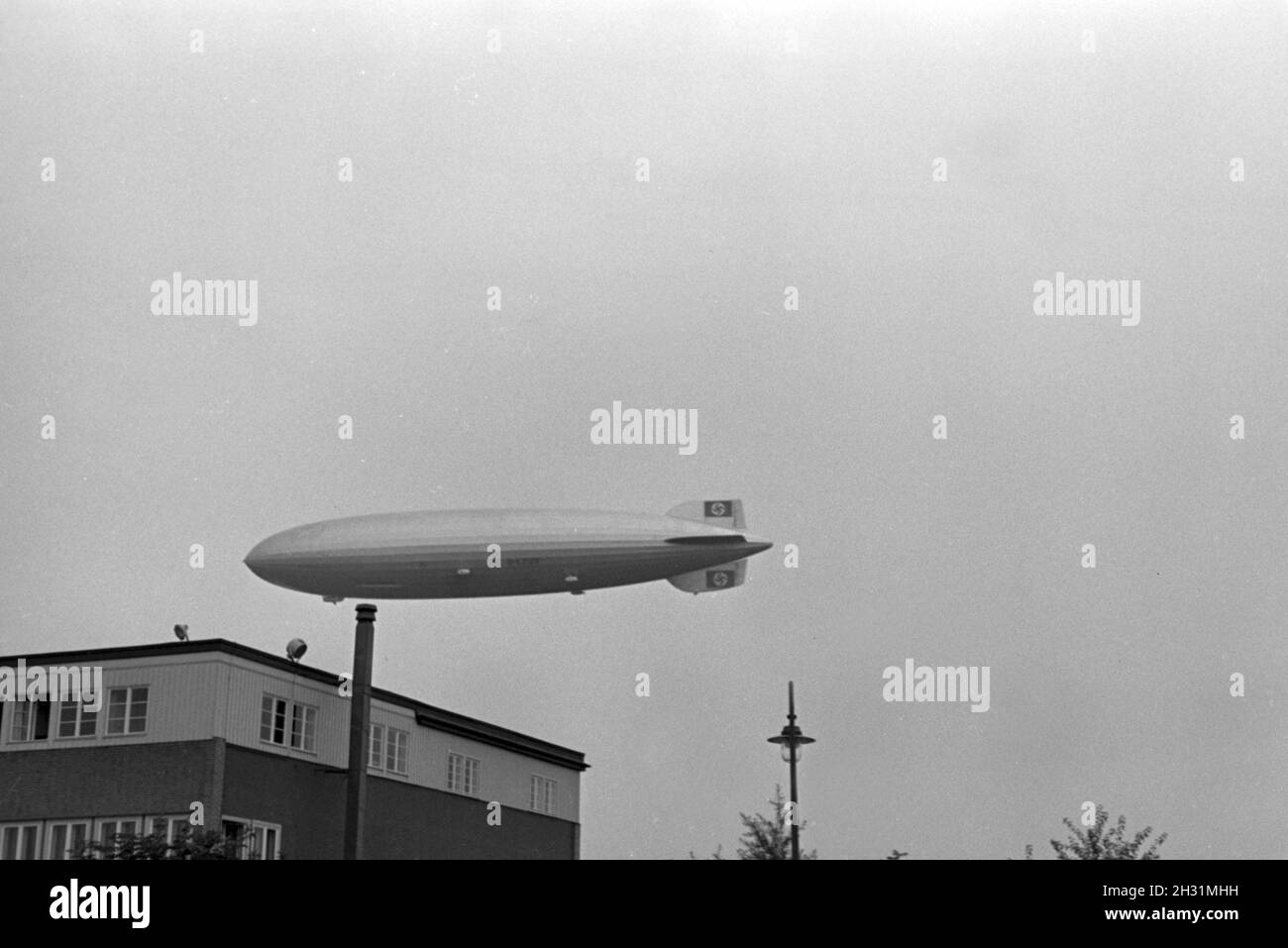 Zeppelin Hindenburg LZ 129 bei der Olympiafahrt über Berlin, Deutschland 1930er Jahre. Zeppeilin ...