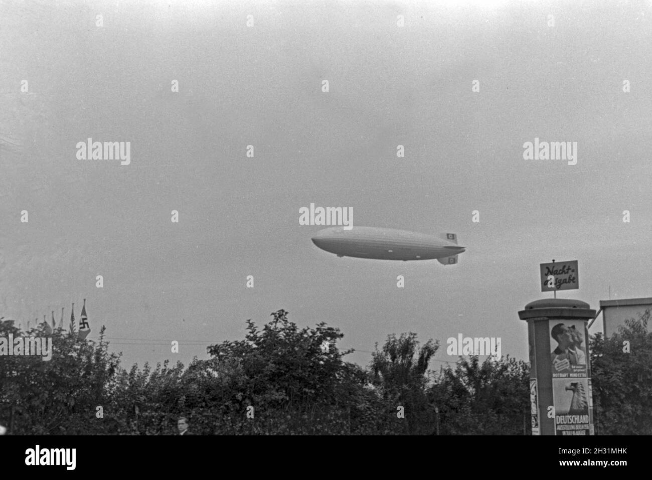 Zeppelin Hindenburg LZ 129 bei der Olympiafahrt über Berlin, Deutschland 1930er Jahre. Zeppeilin ...