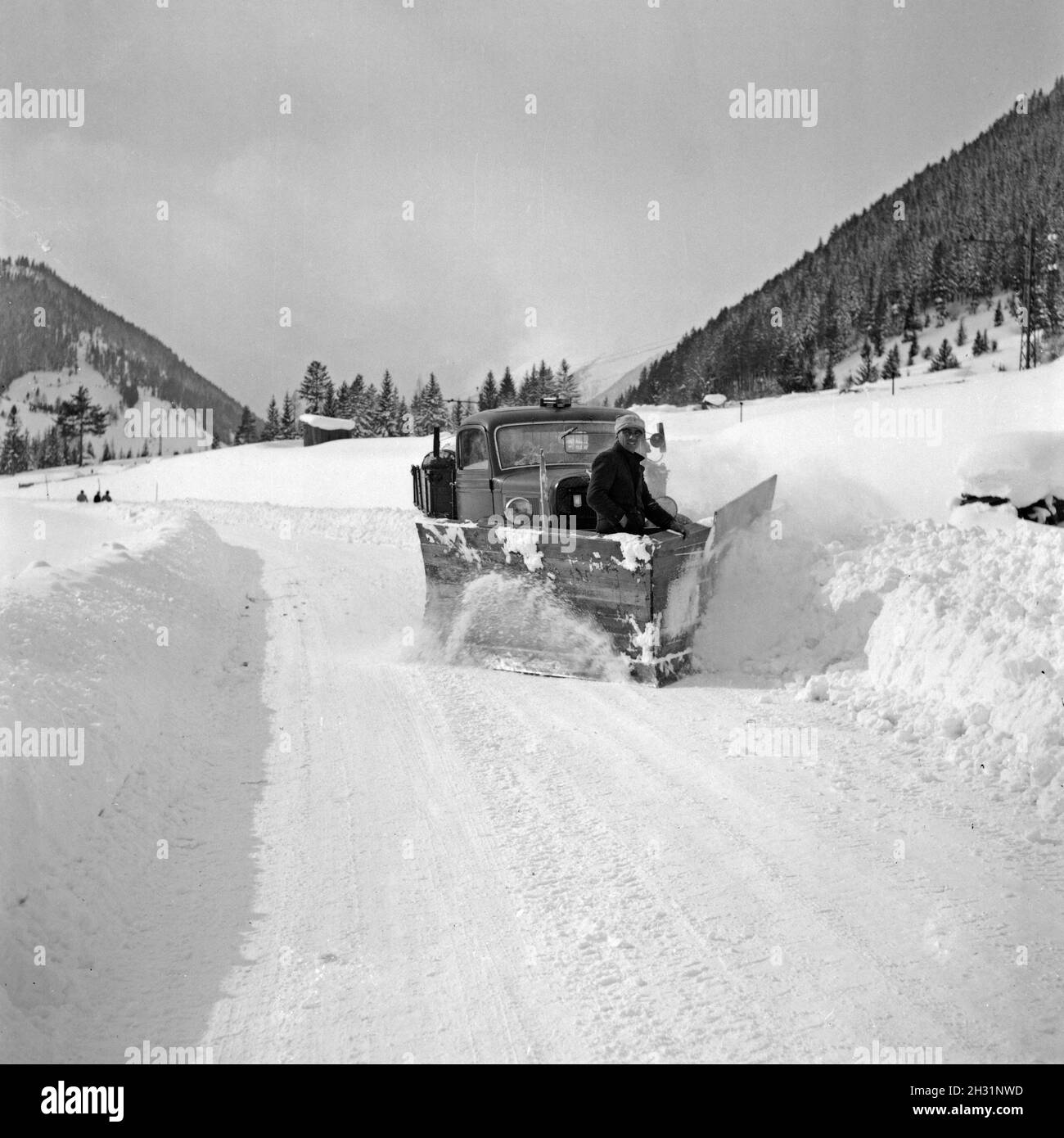 Schneepflug in der Winterlandschaft, Deutschland 1930er Jahre ...