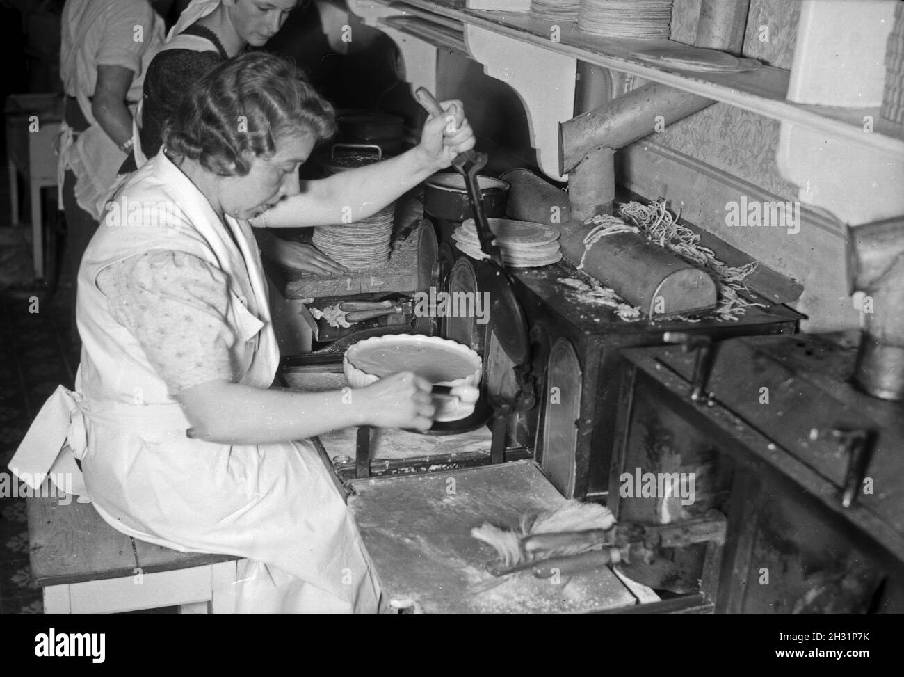 Unterwegs in Karlsbad, hhier Köchin bei der Arbeit, 1930er Jahre. A ...