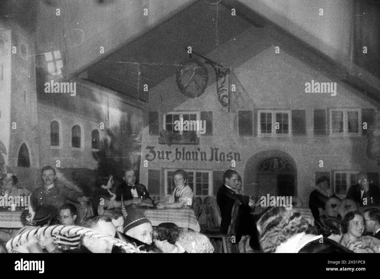 Besucher einer Karnevalsfeier, Deutsches Reich 1937. Guests of a ...