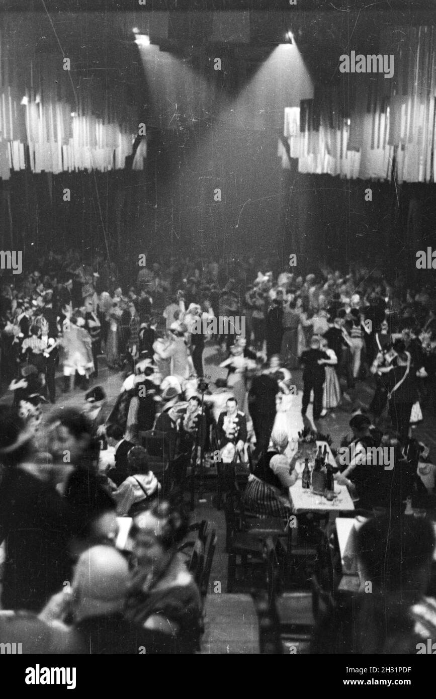 Besucher einer Karnevalsfeier, Deutsches Reich 1937. Guests of a ...