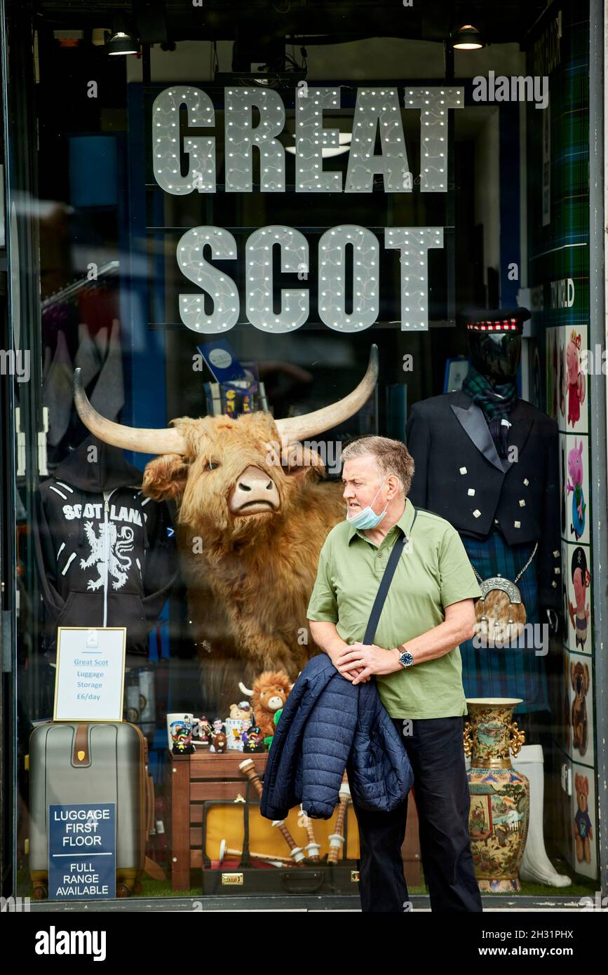 Edinburgh, Scotland, Princess Street gift shop Stock Photo - Alamy