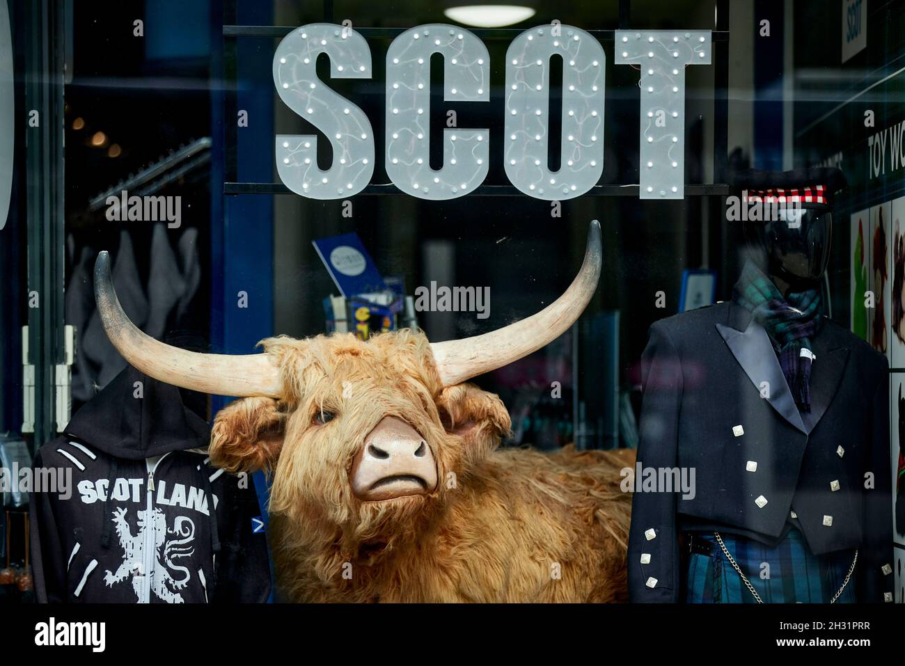 Edinburgh, Scotland, Princess Street gift shop Stock Photo - Alamy