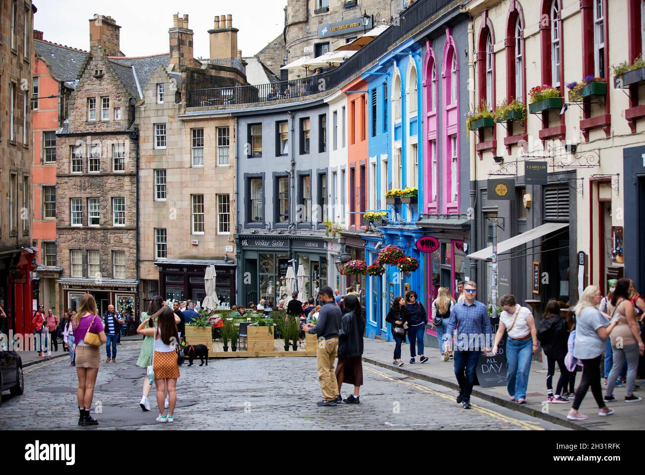 Edinburgh, Scotland, busy W bow Victoria Street colourful street ...