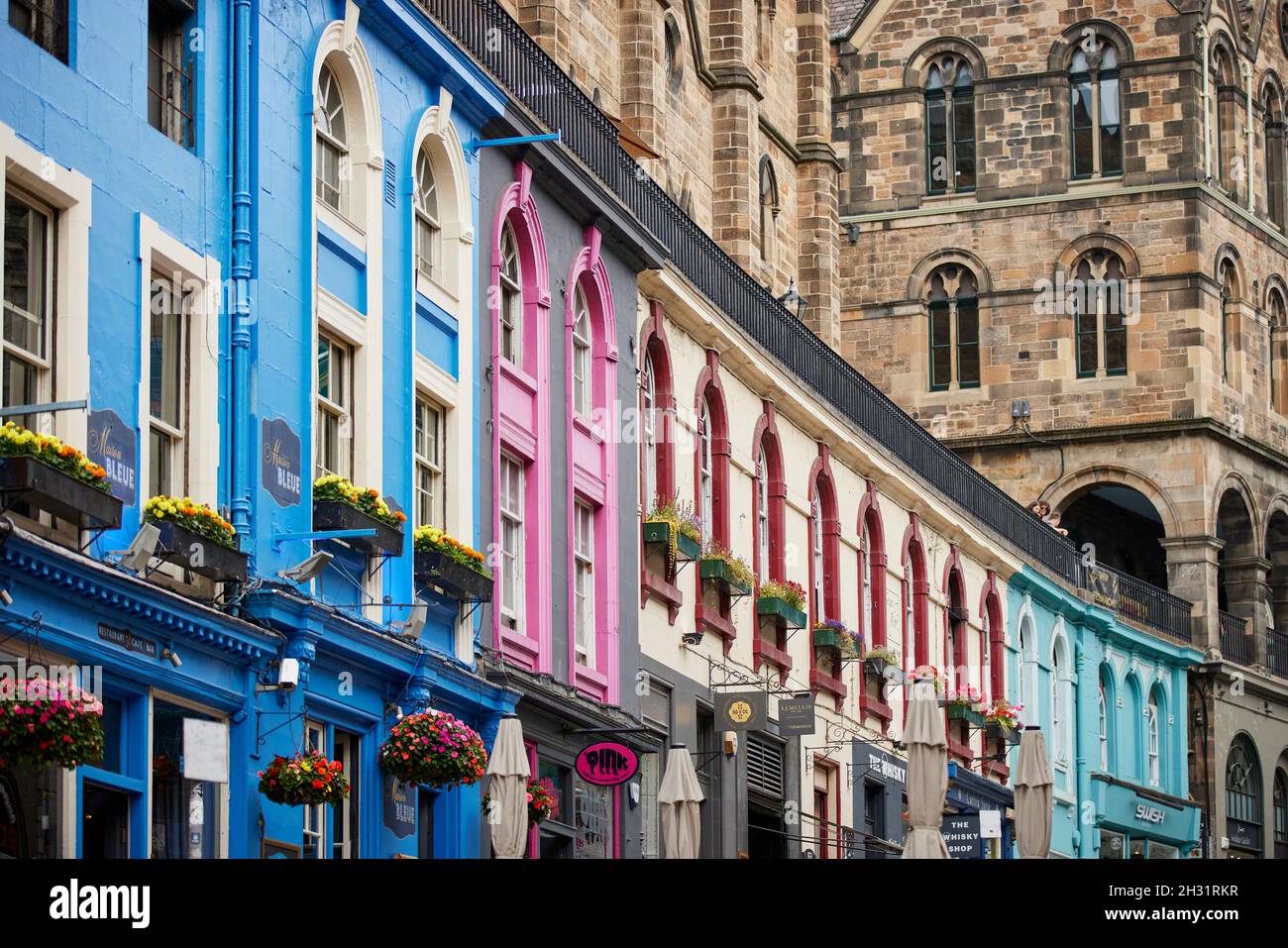 Royal mile street view edinburgh hi-res stock photography and images ...