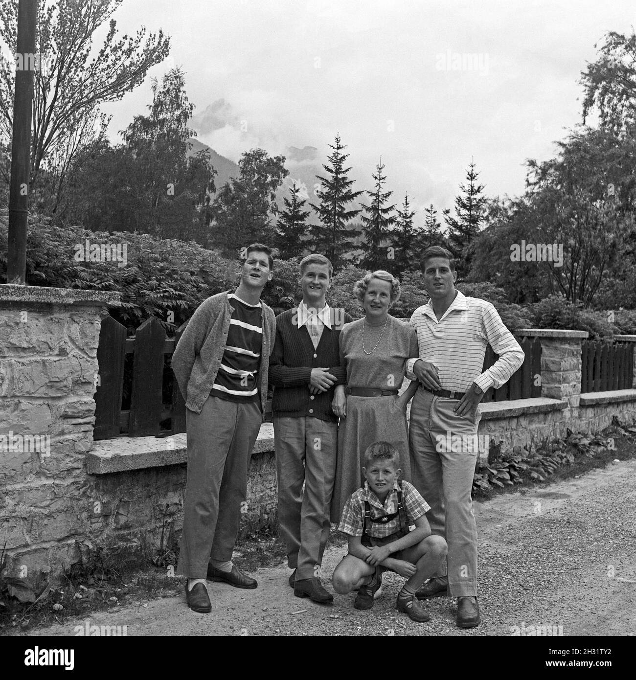 Familienfoto: eine Mutter und ihre Söhne, Deutschland 1957. Family ...