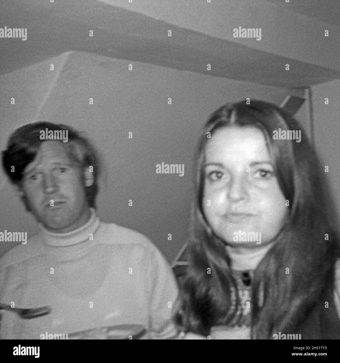 Junge Leute Auf Einer Party Deutschland 1966 Young People Having A Party Germany 1966 Stock