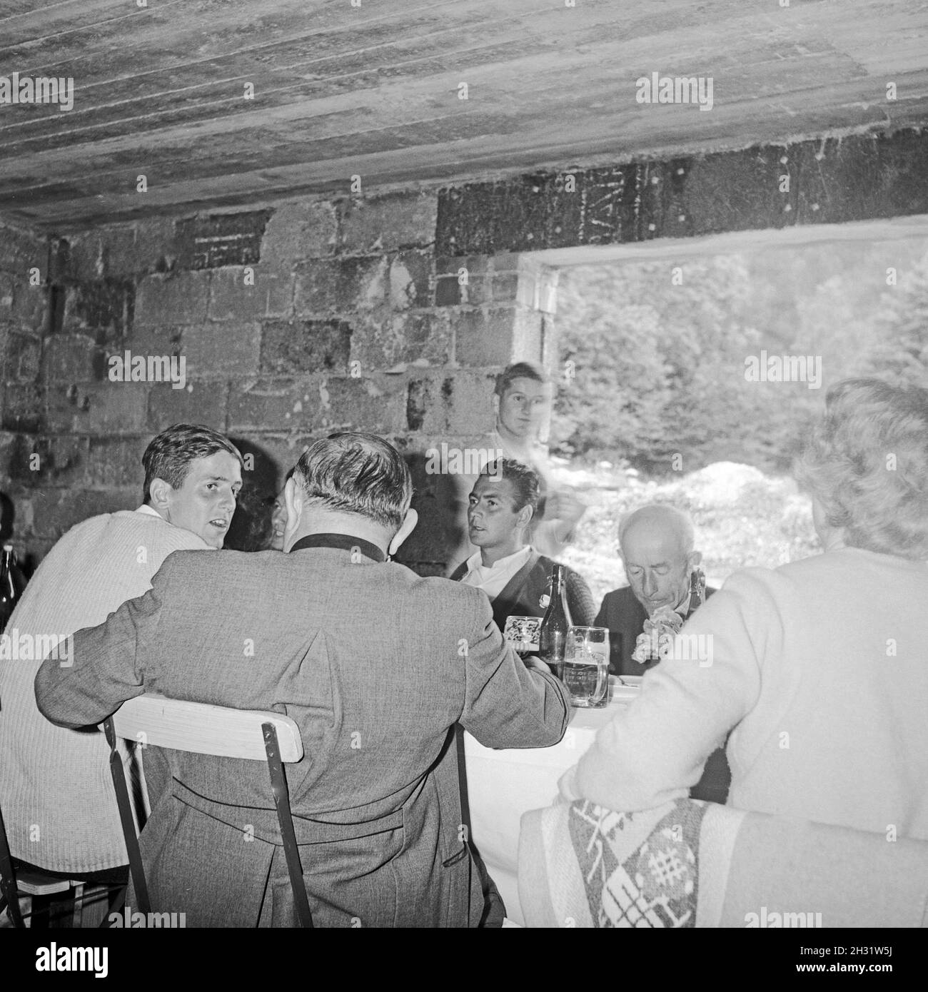 1950s drinking wine hi-res stock photography and images - Alamy