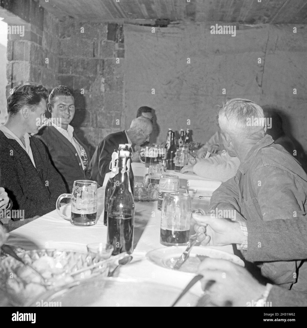 1950s drinking wine hi-res stock photography and images - Alamy