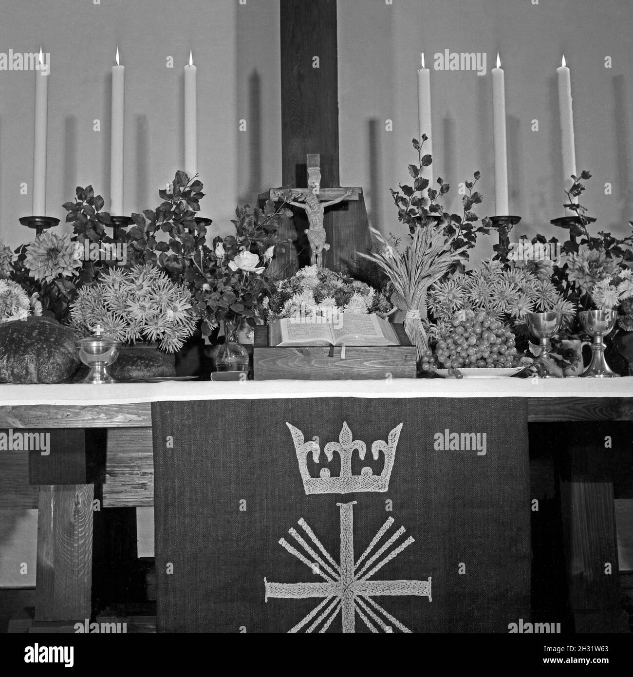 Altar in einer Kirche, mit Brot, Getreide und Obst geschmückt zum ...