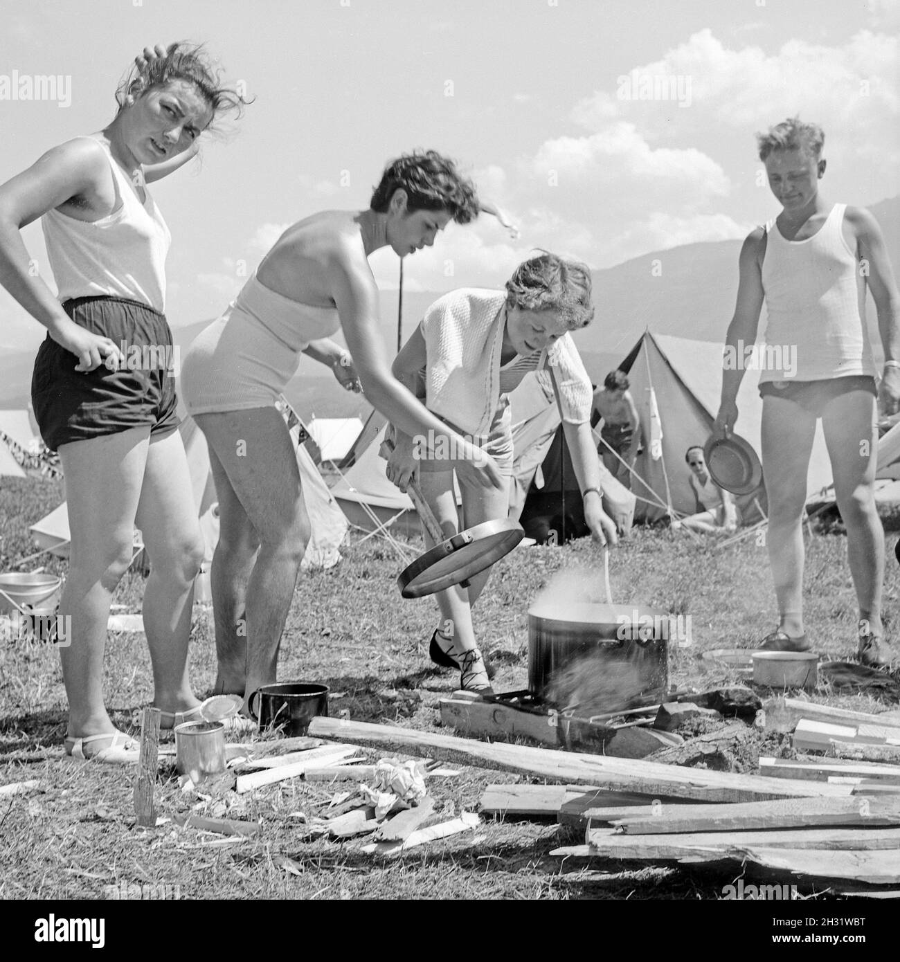 Auf dem Campingplatz, Deutschland 1958. At the camping site, Germany ...