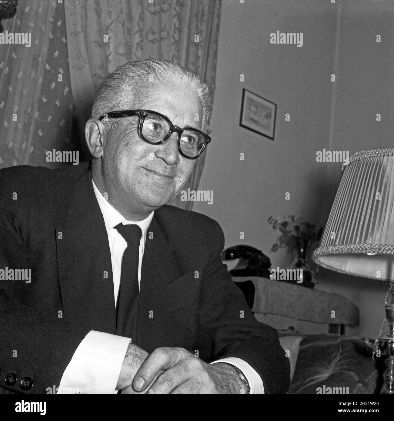 Heiligabend im Kreis der Familie, Deutschland 1957. Christmas eve with ...