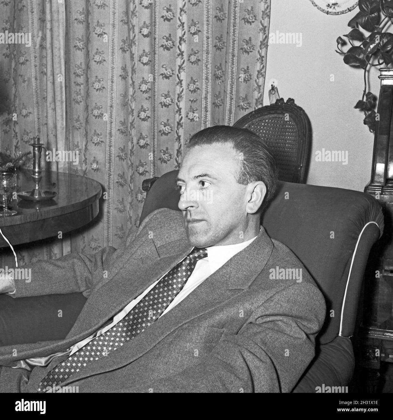 Heiligabend im Kreis der Familie, Deutschland 1957. Christmas eve with ...