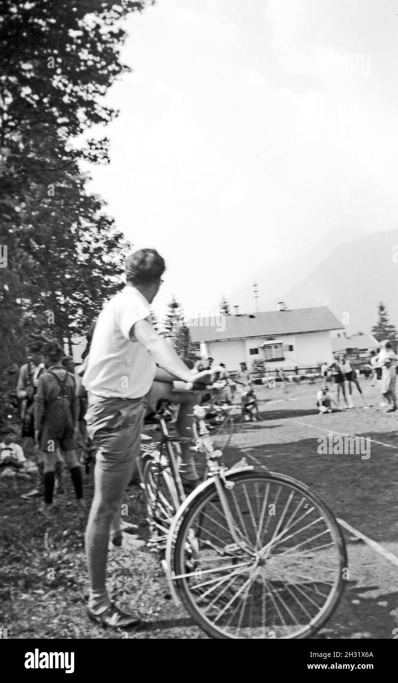 Auf dem Sportplatz mit dem Fahrrad, Deutschland 1952. With the bicycle ...