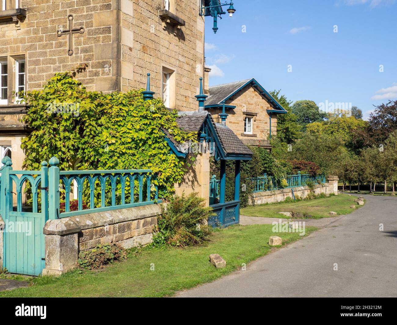Chatsworth estate village hi-res stock photography and images - Alamy