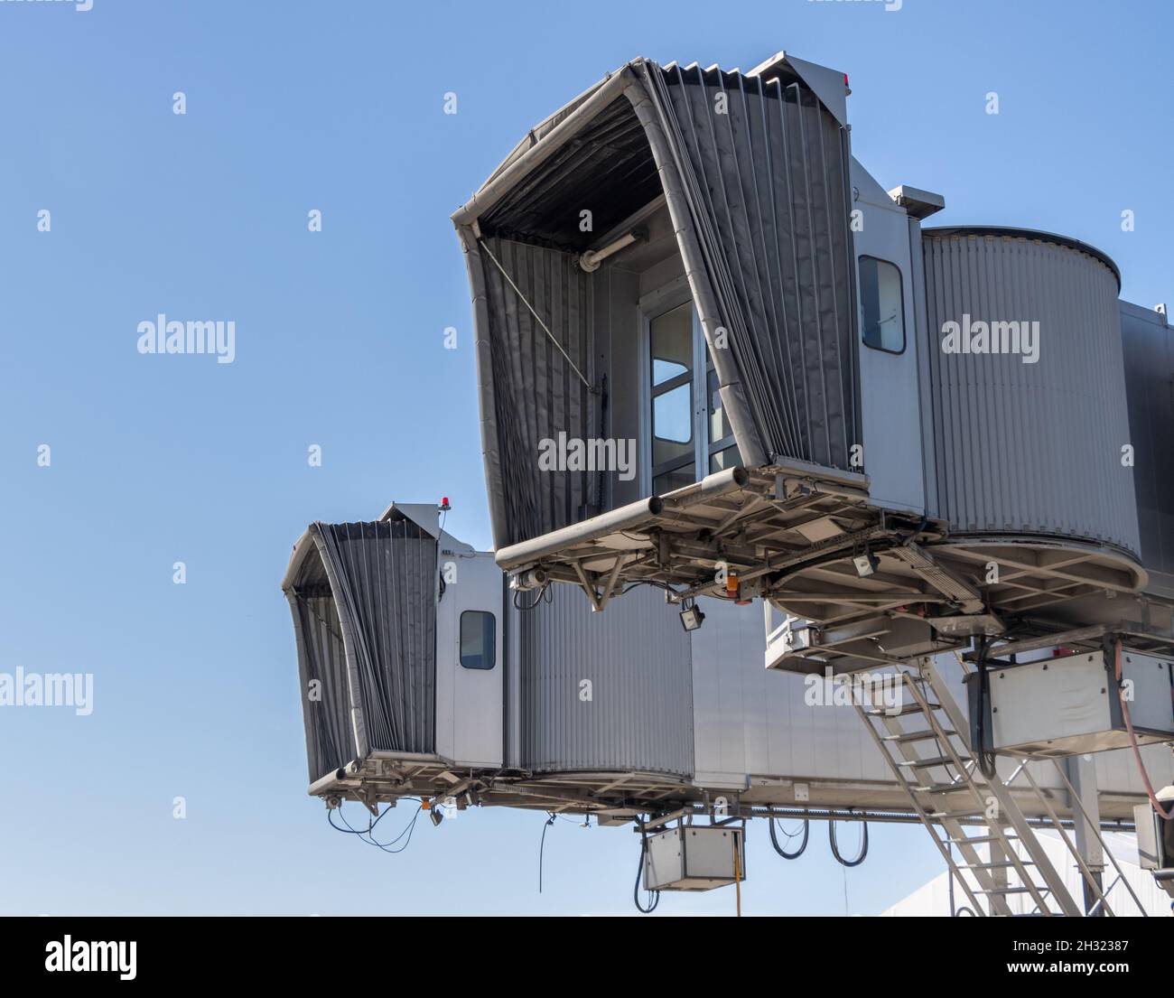 Passenger boarding bridge airport hi-res stock photography and images ...