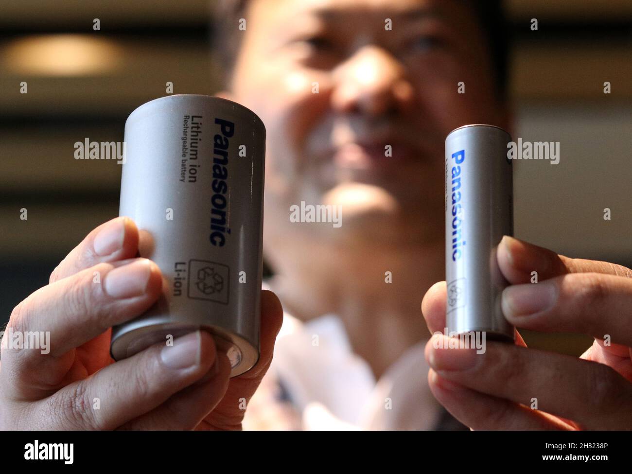 2170 battery cell hi-res stock photography and images - Alamy