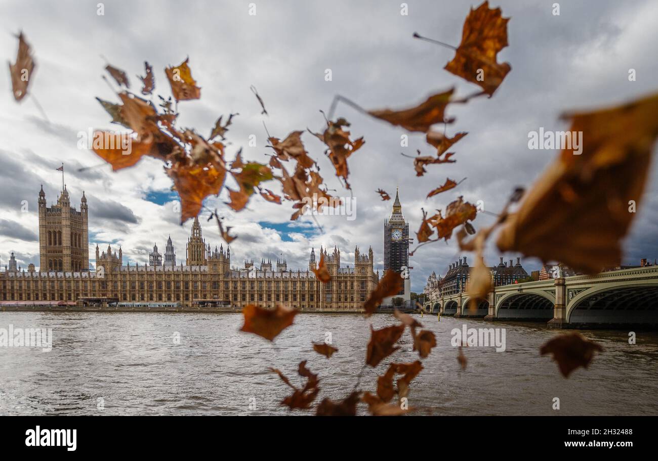 Big ben falling hi-res stock photography and images - Alamy