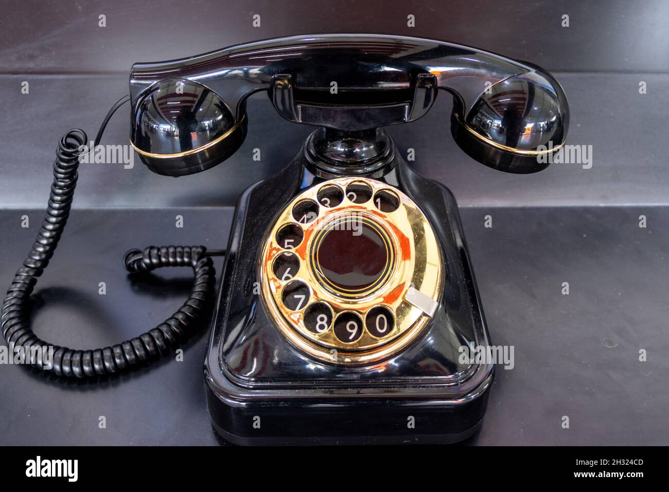 Black retro phone hi-res stock photography and images - Alamy