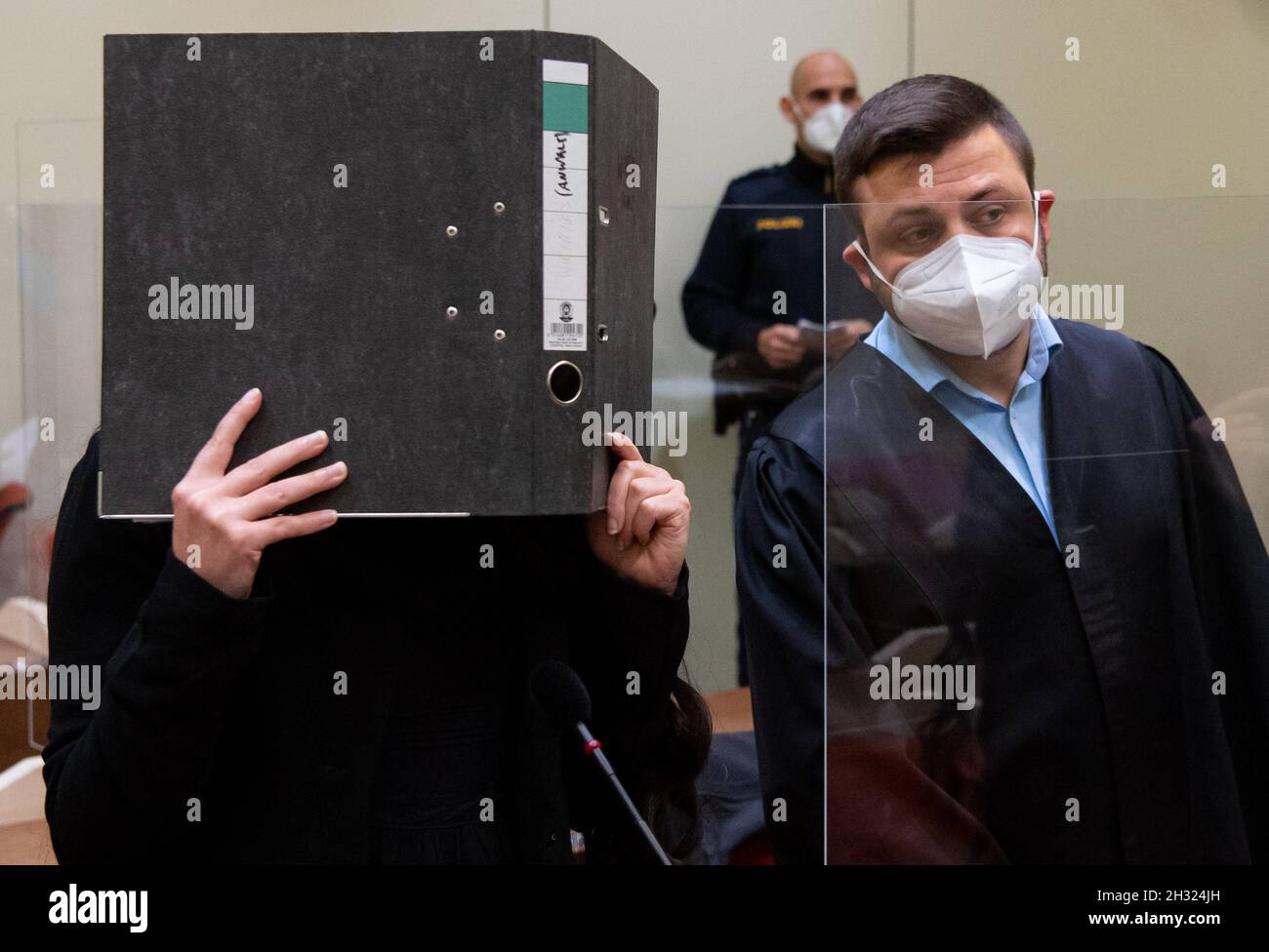 Munich, Germany. 25th Oct, 2021. The defendant Jennifer W. (l) and her ...