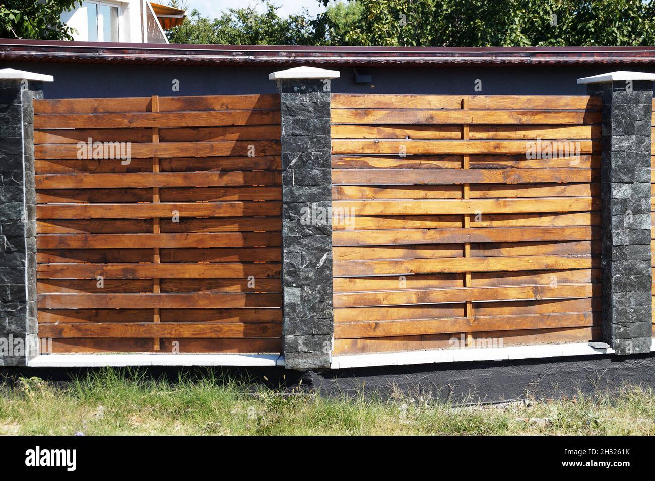 Interwoven wood fence hi-res stock photography and images - Alamy