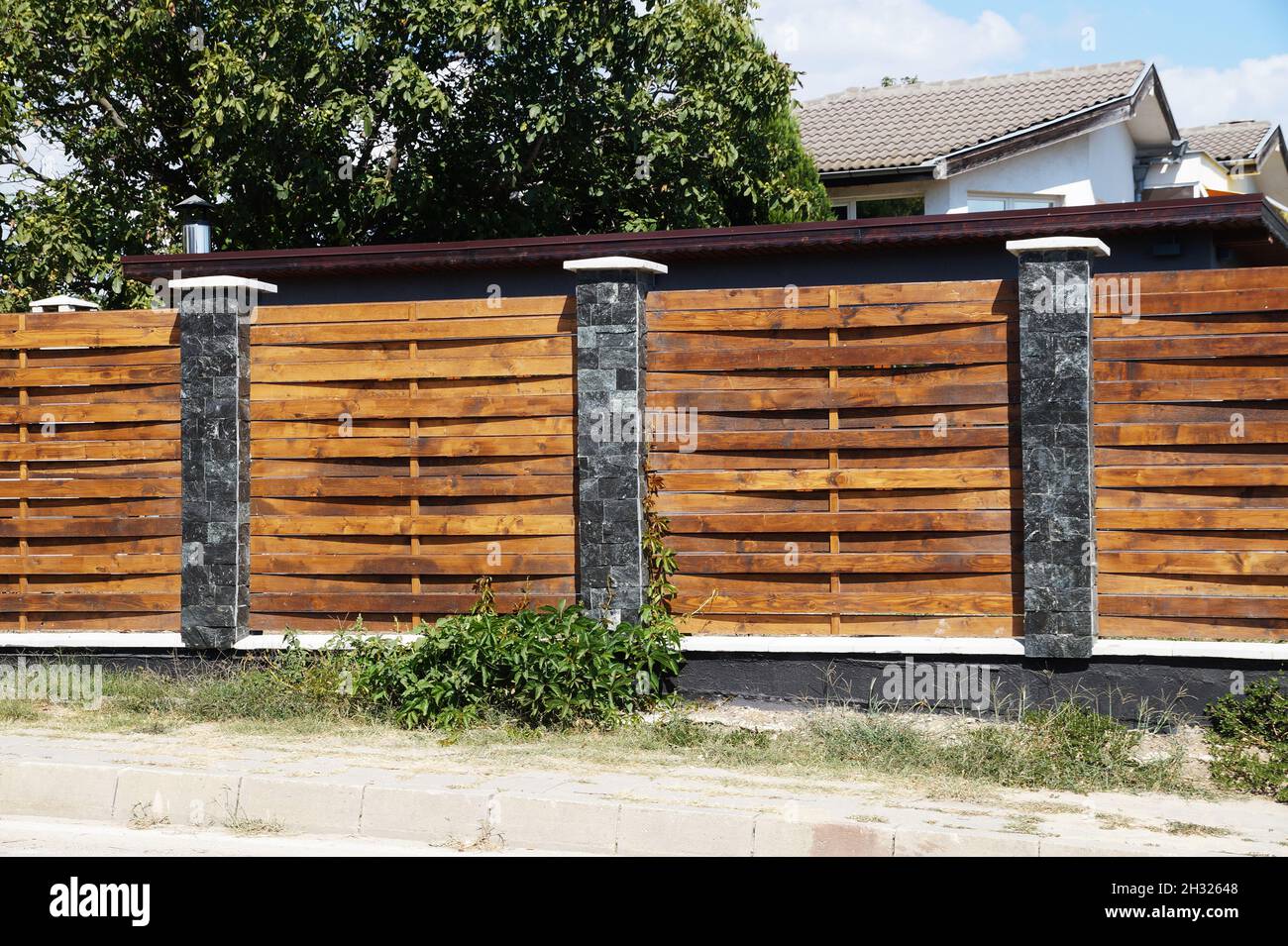 Interwoven Wood Fence High Resolution Stock Photography and Images - Alamy