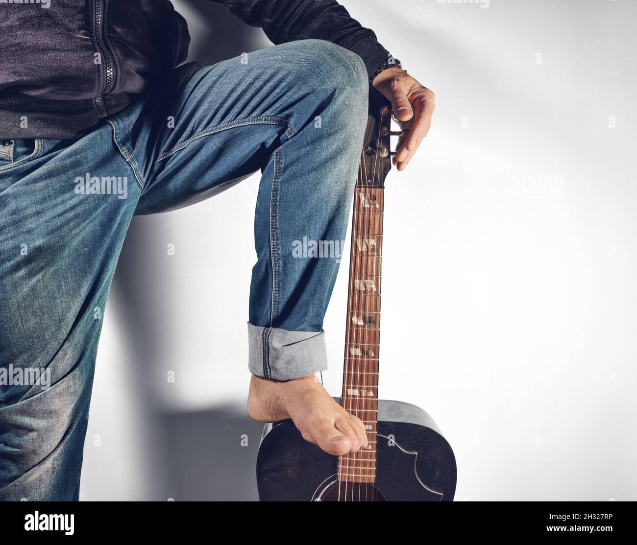 Barefoot guitar player hi-res stock photography and images - Alamy