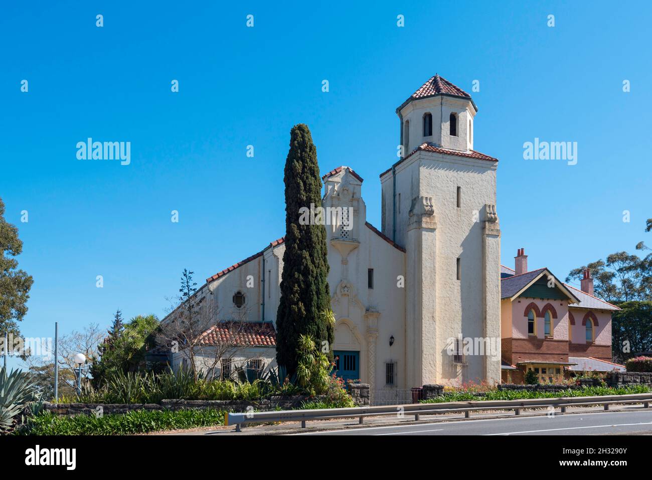 Curved mission barrel roof tiles hi-res stock photography and images ...