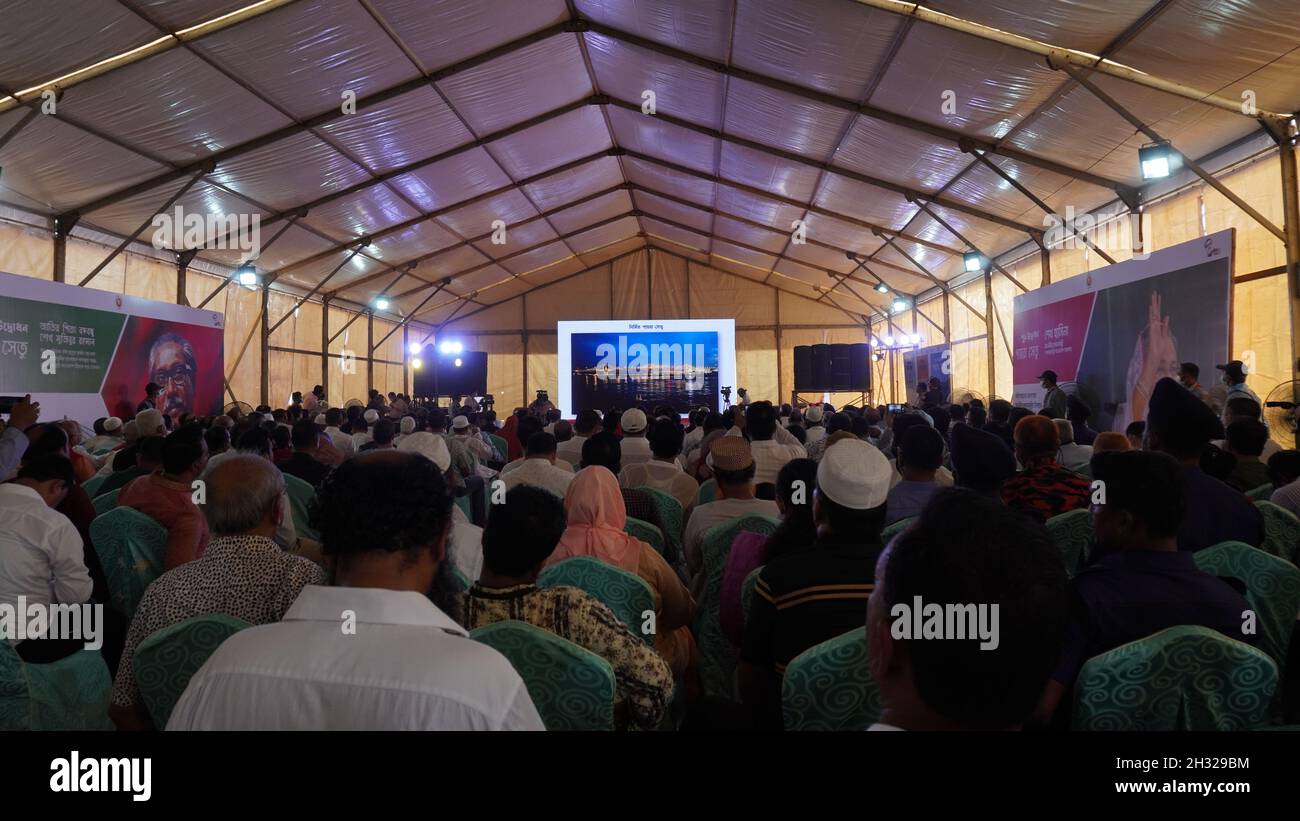 Patuakhali. 25th Oct, 2021. Photo taken on Oct. 24, 2021 shows people ...